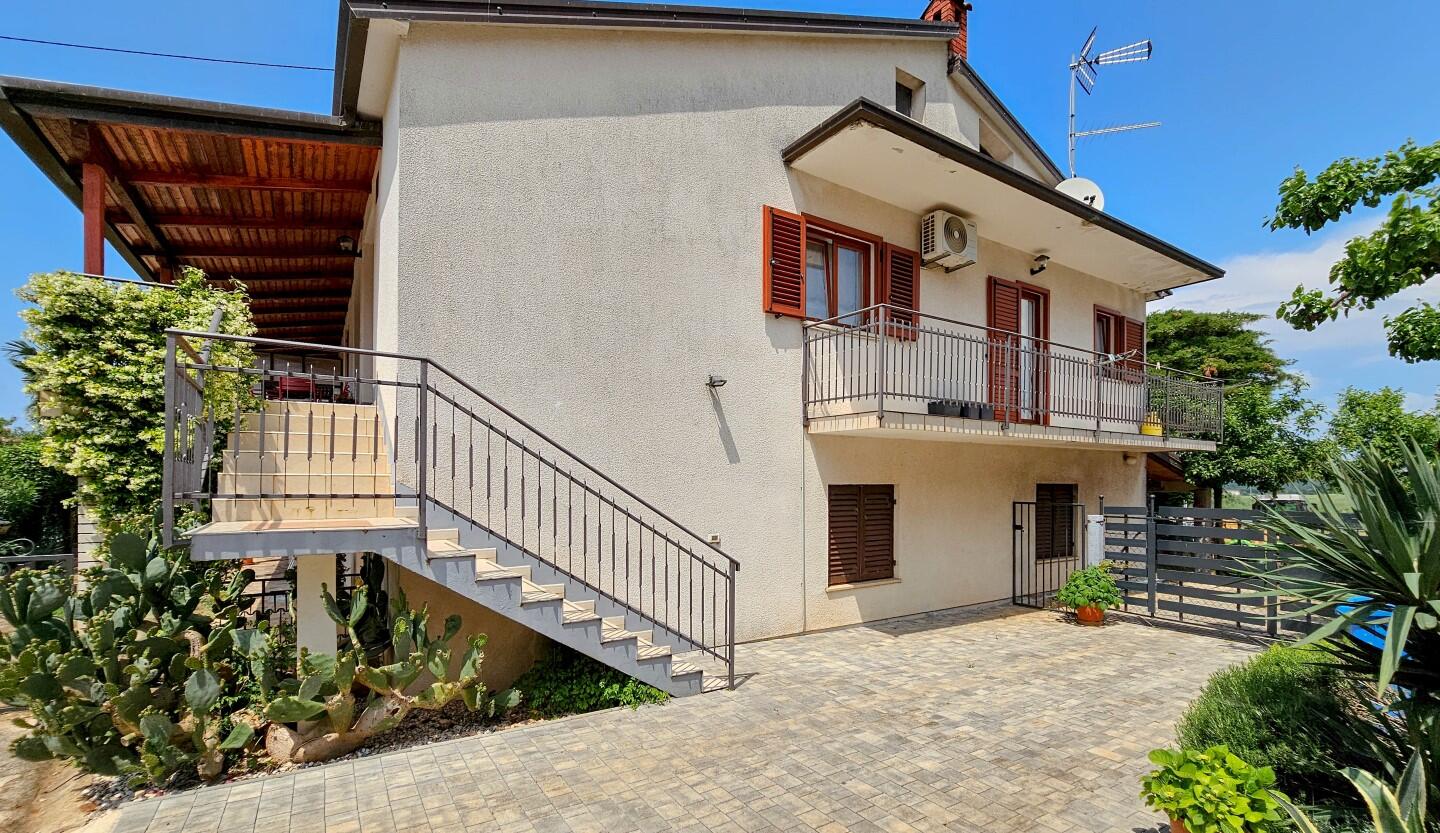 Appartement de trois chambres avec la terrasse et la vue sur le mer ...
